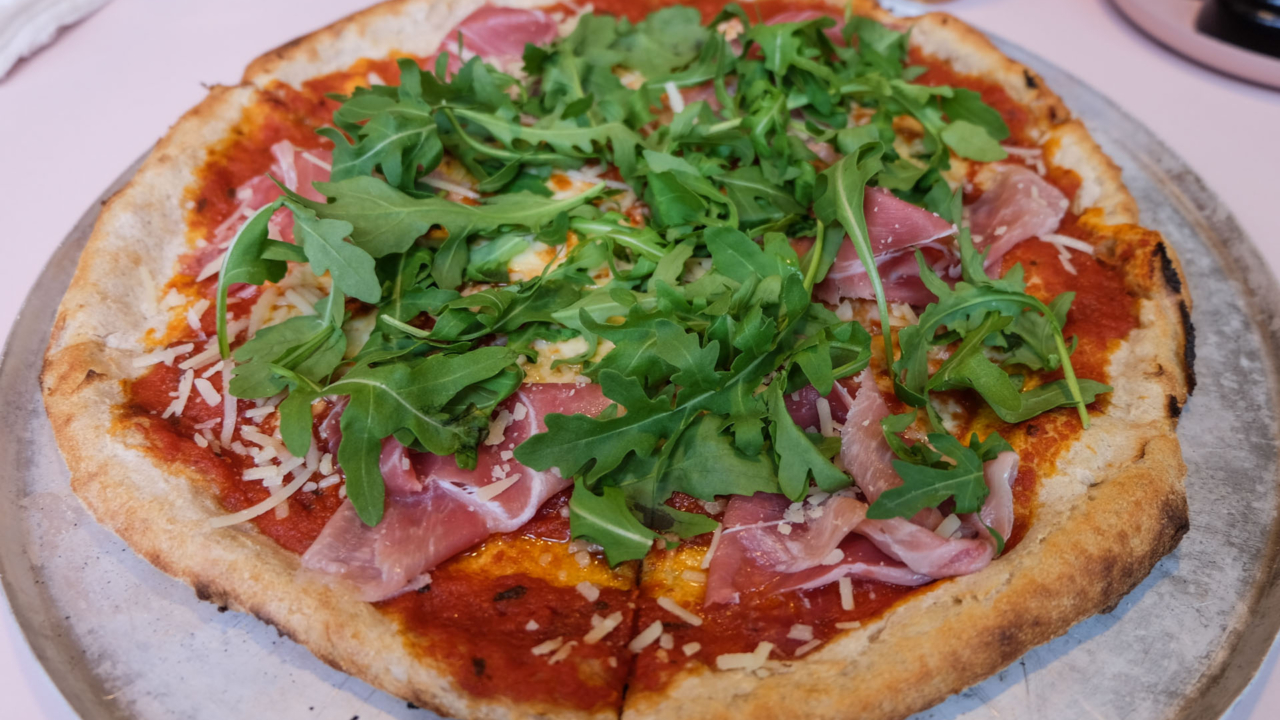 Il Locale - New Yorker style italienske pizzaer på surdejsbund