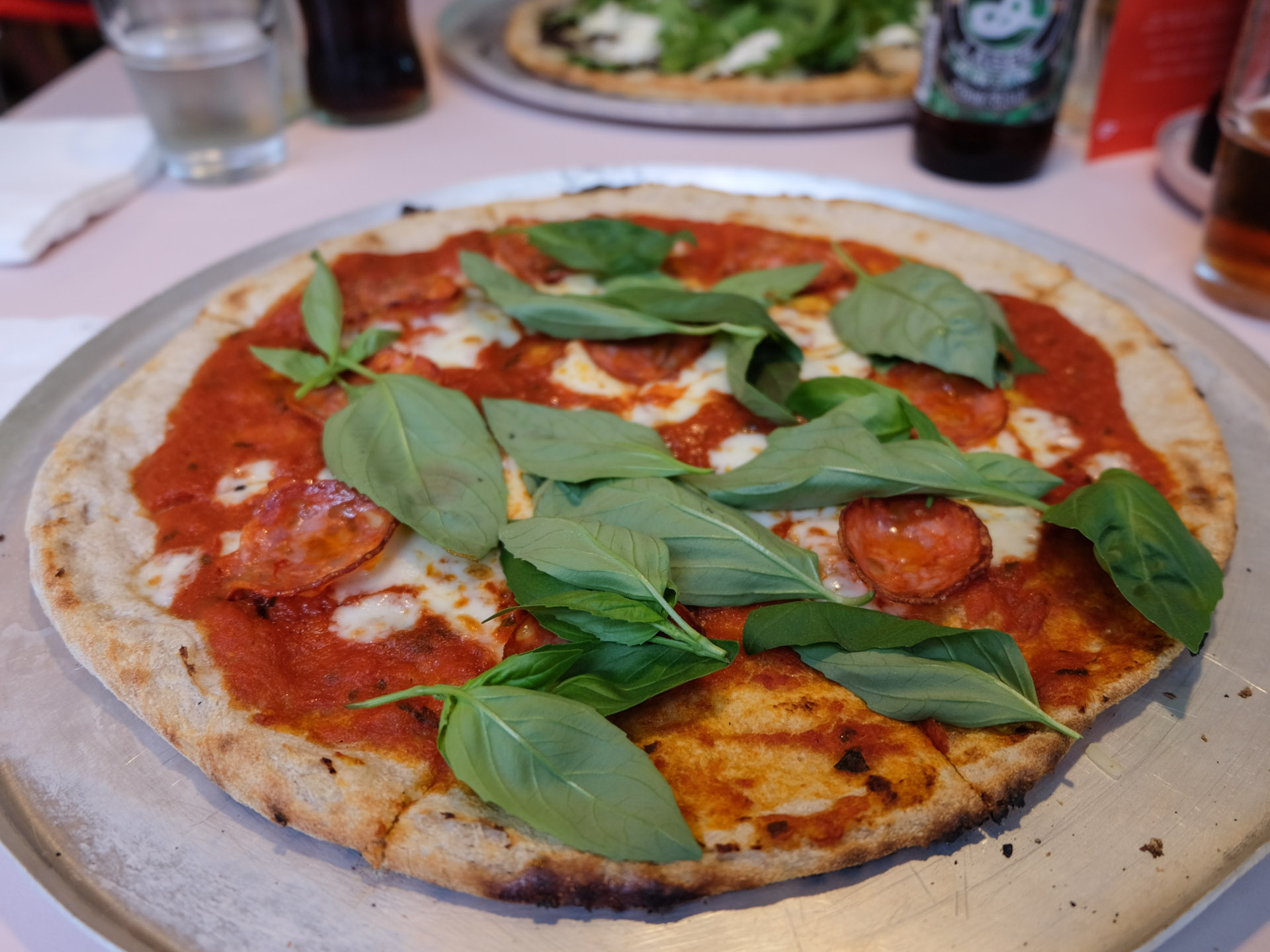 Il Locale - New Yorker style italienske pizzaer på surdejsbund