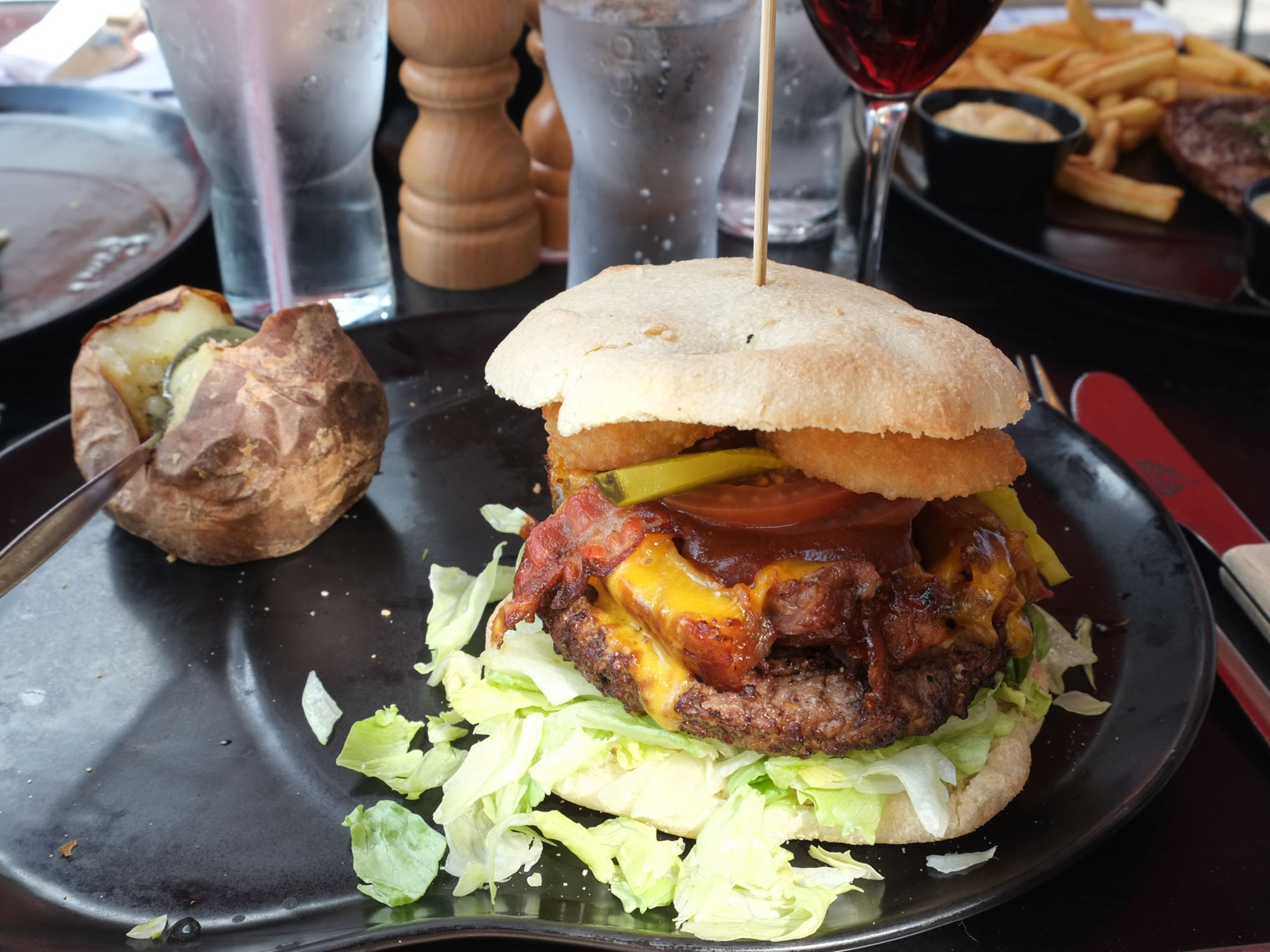 Restaurant Bone’s - familierestaurant med udeservering ved åen