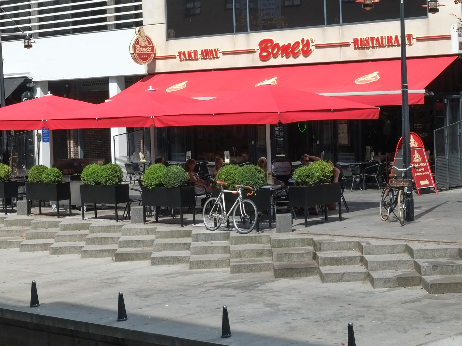 Restaurant Bone’s - familierestaurant med udeservering ved åen