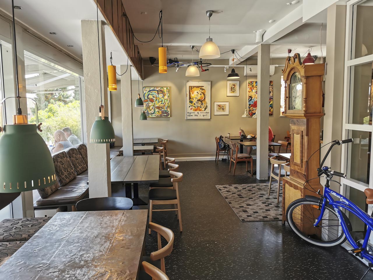 Albert - Cafe & Sandwichbar - burgere, sandwich + stort øludvalg