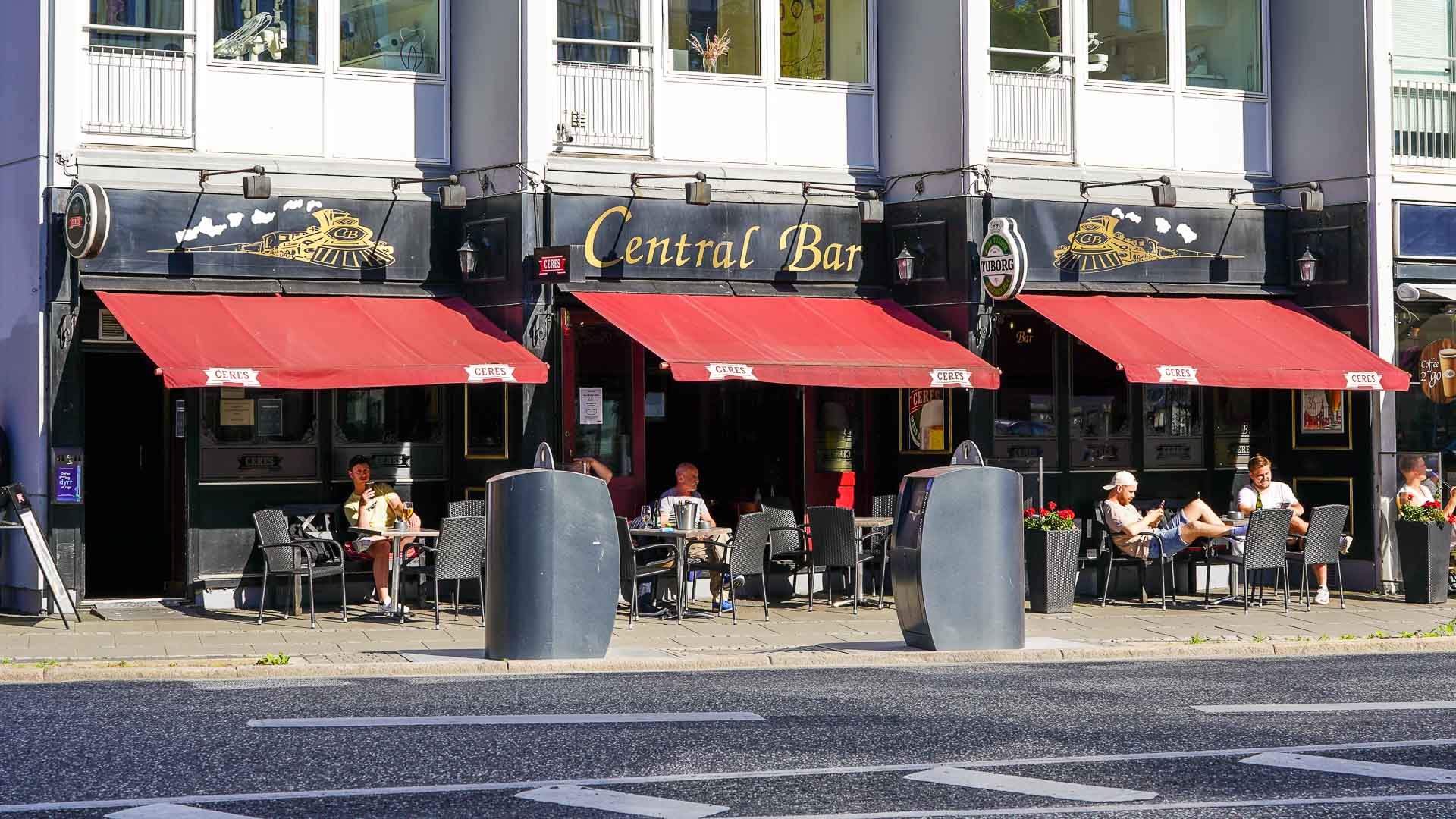 Central Bar - klassisk brunt værtshus og en bajer i solen