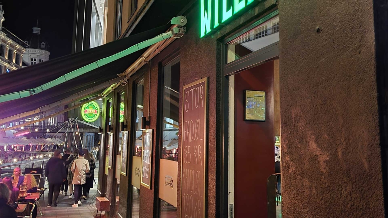 Willi's bar ved åen - rå bar med rafling og bordfodbold