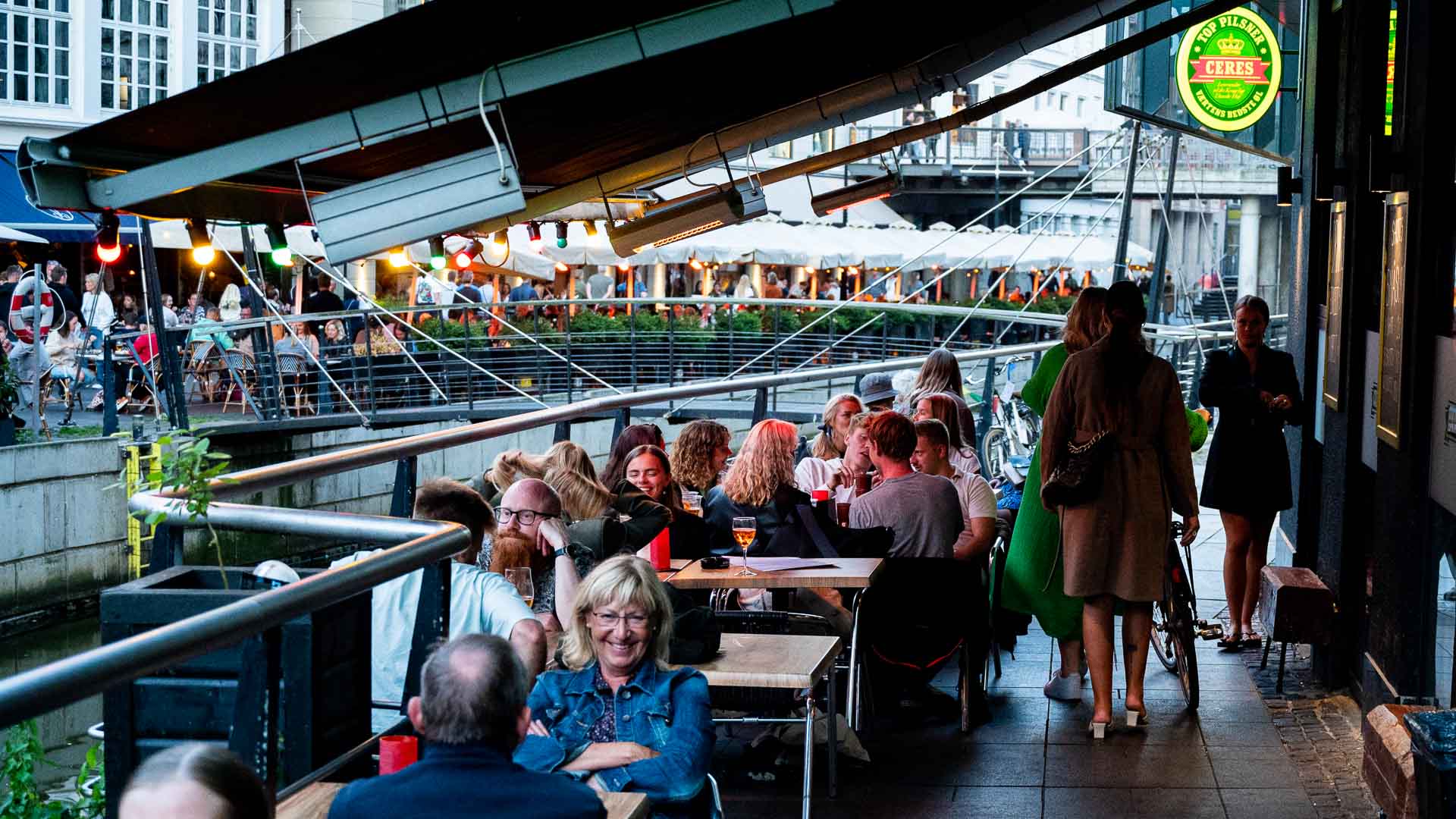 Willi's bar ved åen - rå bar med rafling og bordfodbold